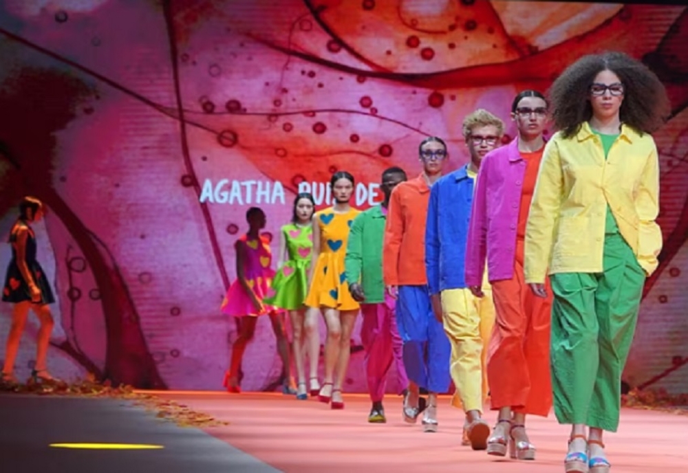 Aceste culori vor domina vara anului 2026: cu ce să porți galben, maro ...